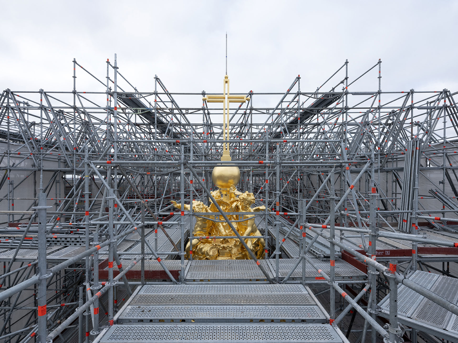 View of the golden cross before unblocking | Palace of Versailles
